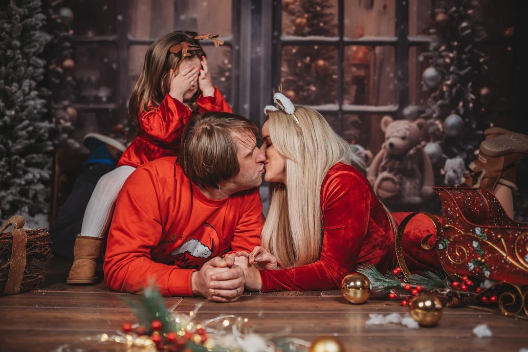 32 Charming Family Christmas Outfits Ideas For Holiday Photos