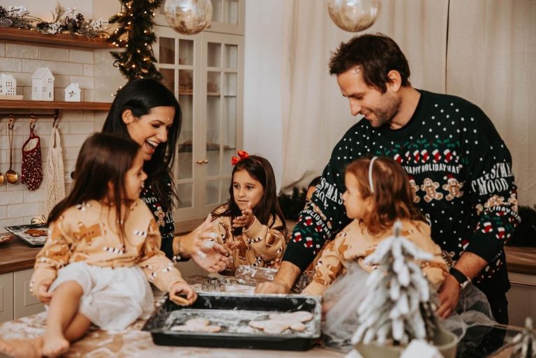 32 Charming Family Christmas Outfits Ideas For Holiday Photos