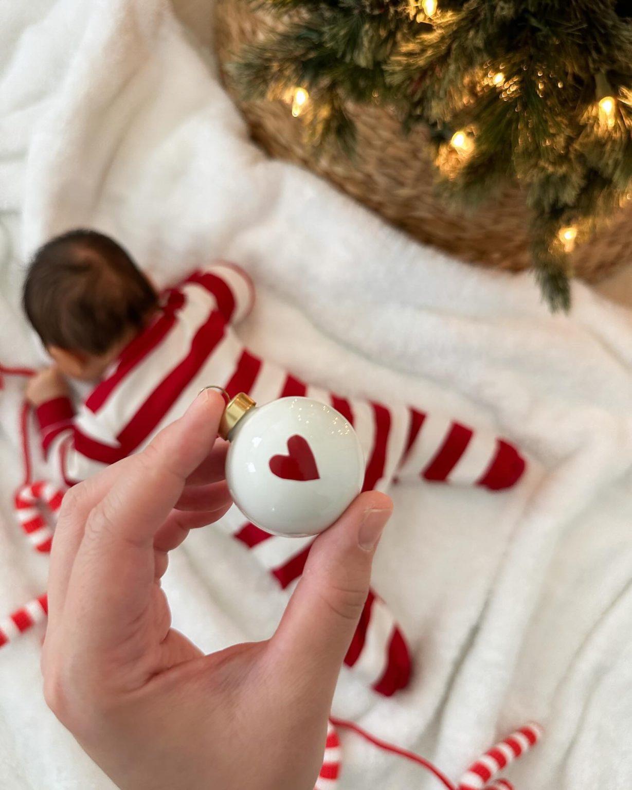 28 Adorable Newborn Christmas Pictures You'll Want To Copy