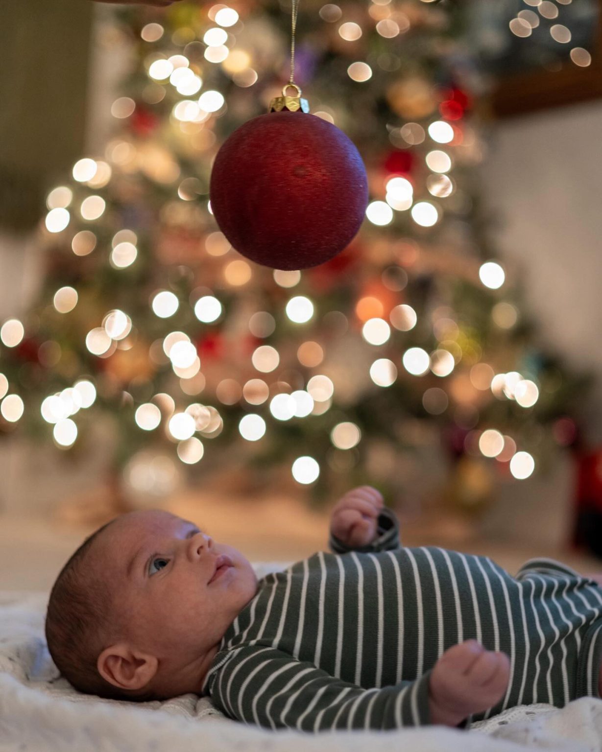 28 Adorable Newborn Christmas Pictures You'll Want To Copy