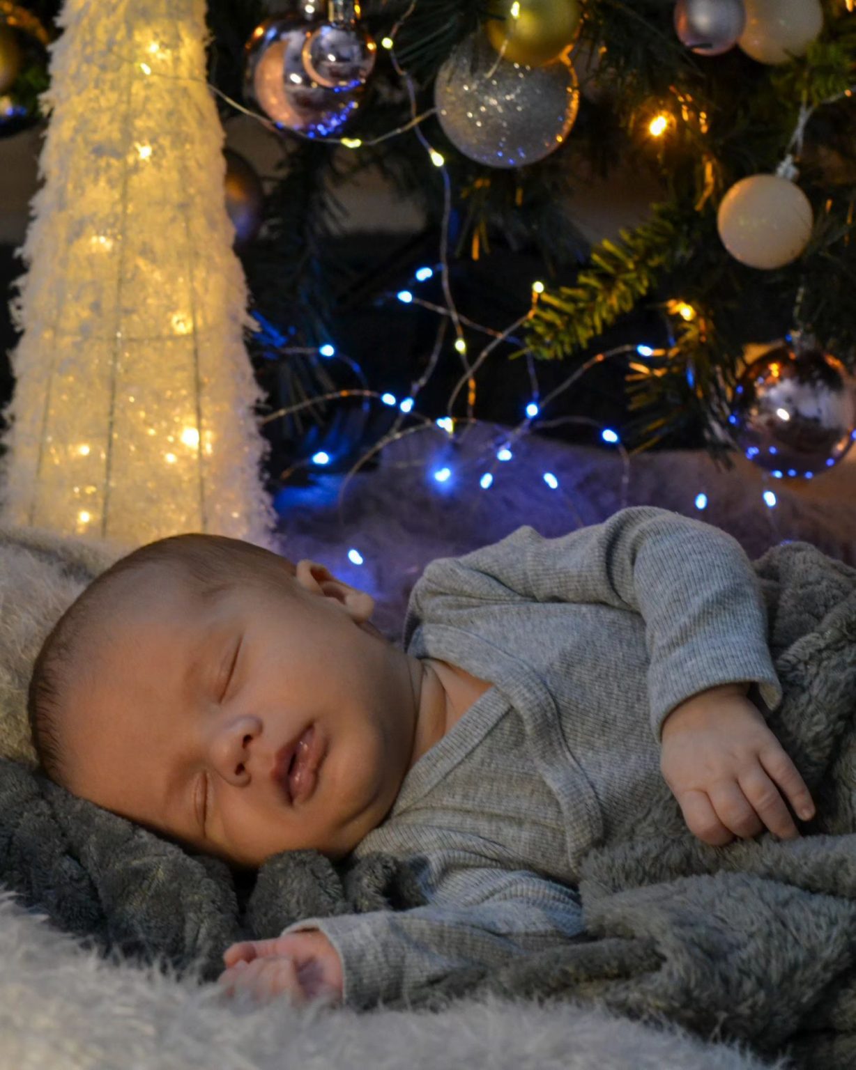 28 Adorable Newborn Christmas Pictures You'll Want To Copy