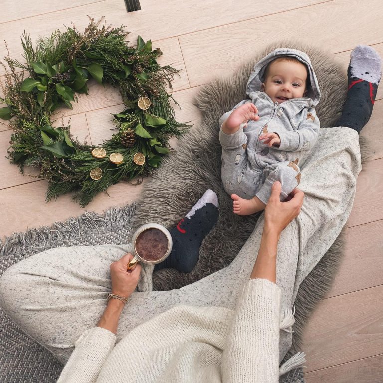 28 Adorable Newborn Christmas Pictures You'll Want To Copy