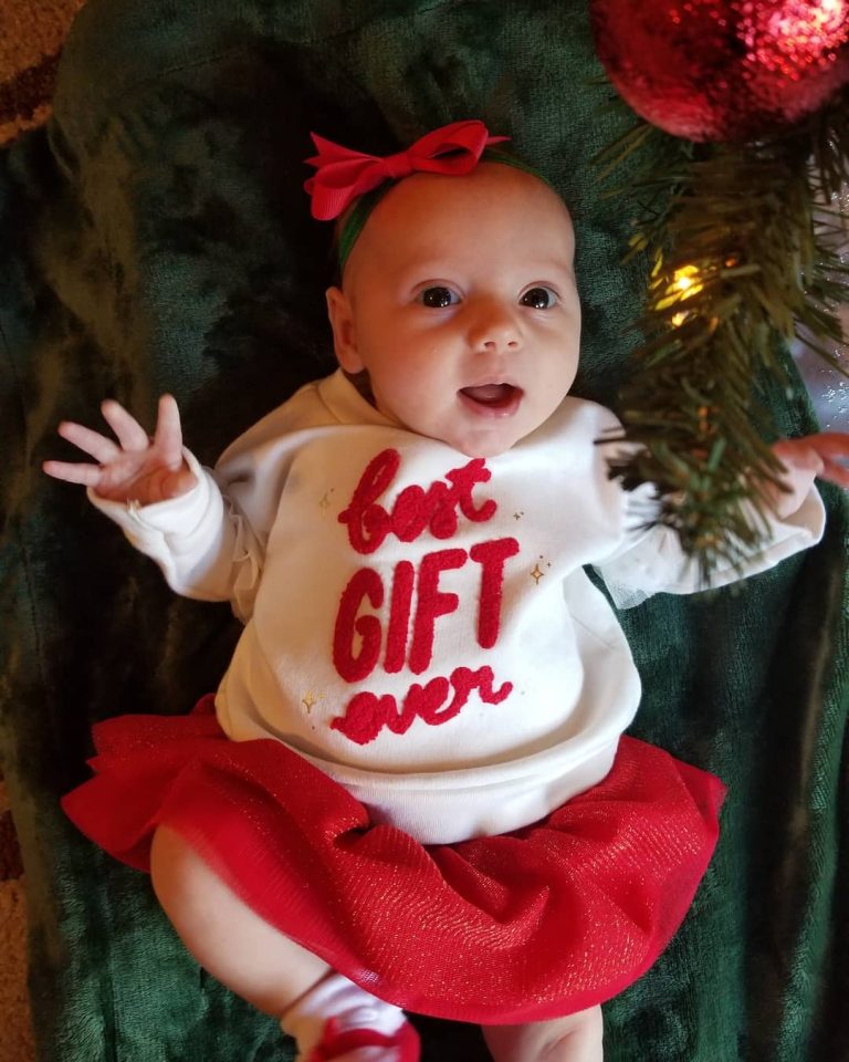 28 Adorable Newborn Christmas Pictures You'll Want To Copy