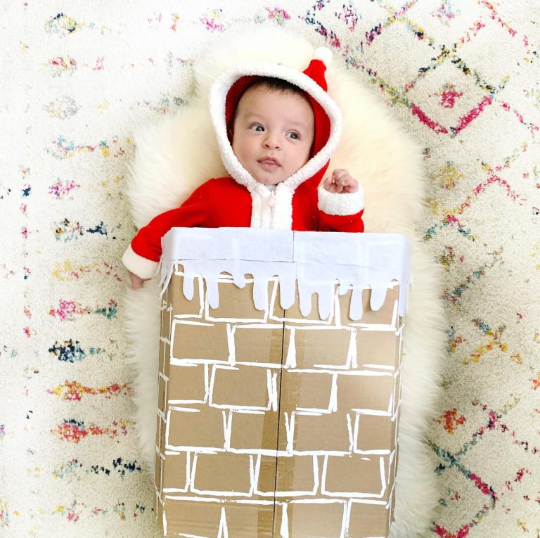28 Adorable Newborn Christmas Pictures You'll Want To Copy