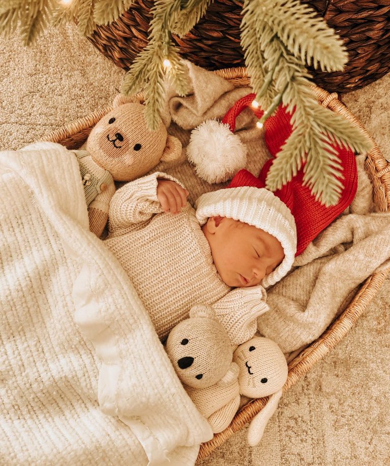 28 Adorable Newborn Christmas Pictures You'll Want To Copy