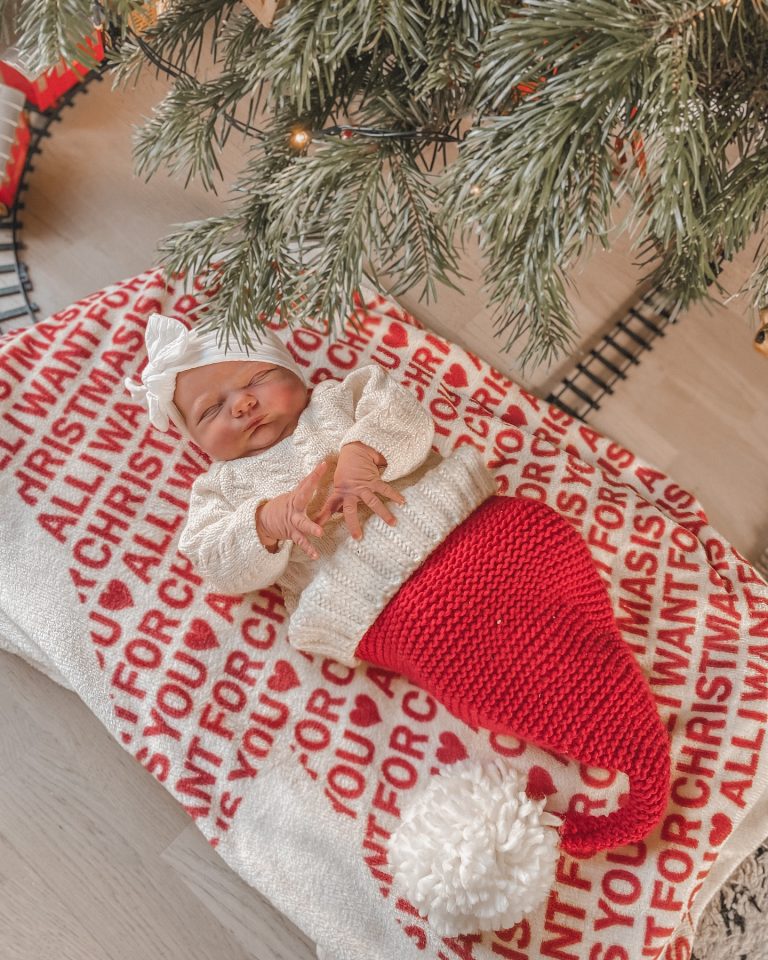 28 Adorable Newborn Christmas Pictures You'll Want To Copy