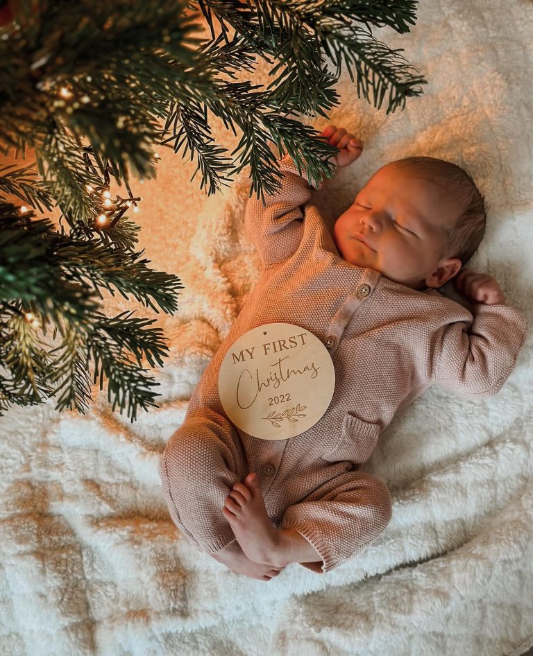 28 Adorable Newborn Christmas Pictures You'll Want To Copy