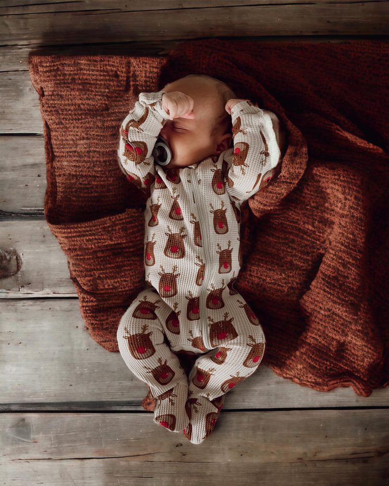 28 Adorable Newborn Christmas Pictures You'll Want To Copy