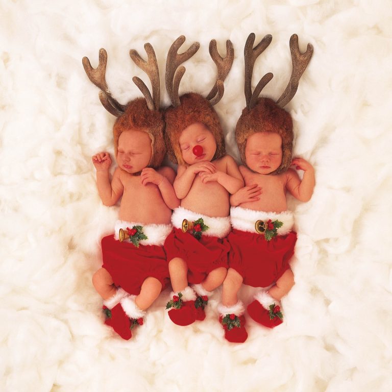 28 Adorable Newborn Christmas Pictures You'll Want To Copy