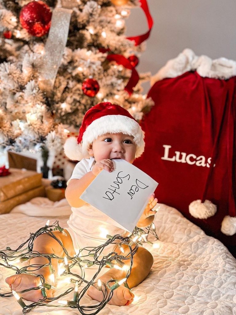 32 Irresistibly Cute Christmas Baby Photo Ideas To Follow