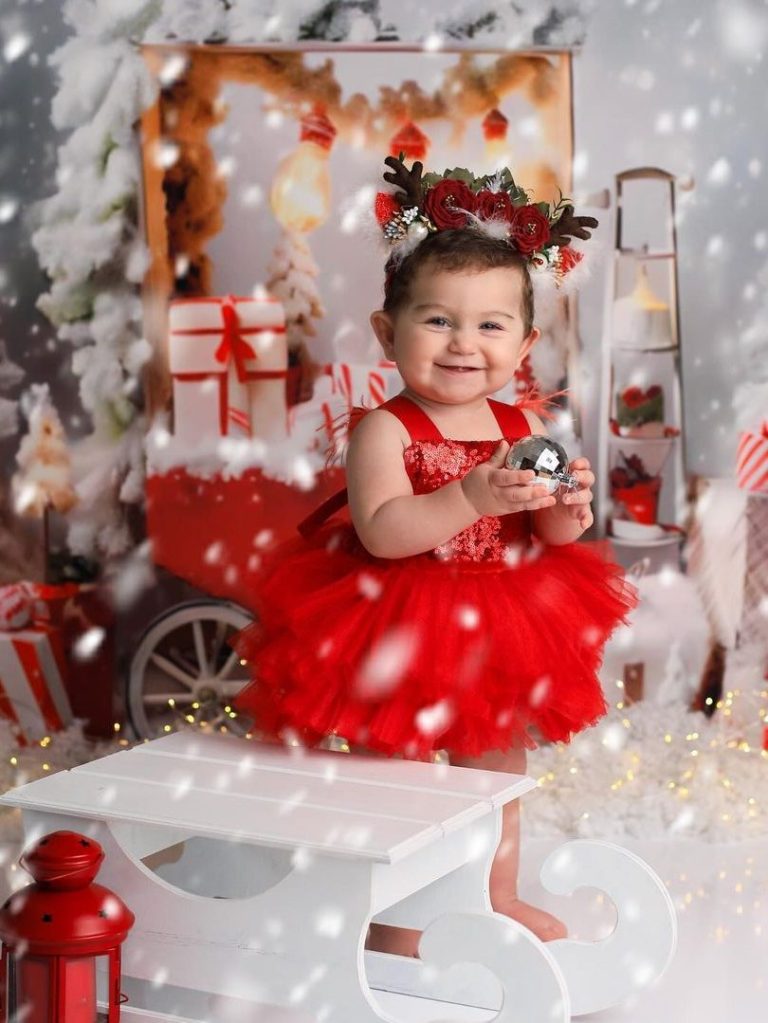 32 Irresistibly Cute Christmas Baby Photo Ideas To Follow