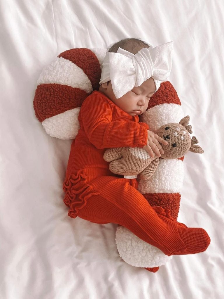 32 Irresistibly Cute Christmas Baby Photo Ideas To Follow