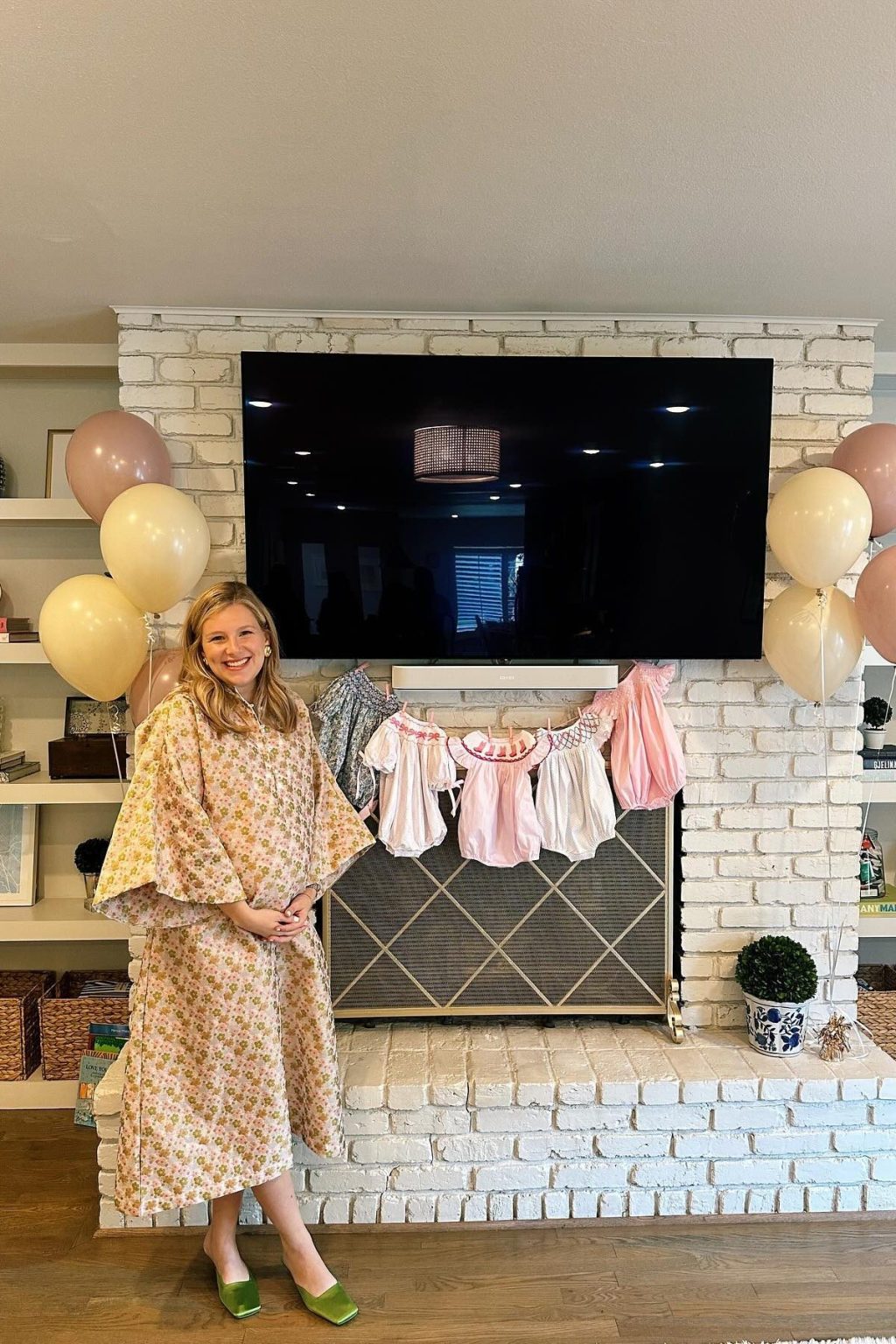 26 Stylish Winter Baby Shower Outfits For Moms