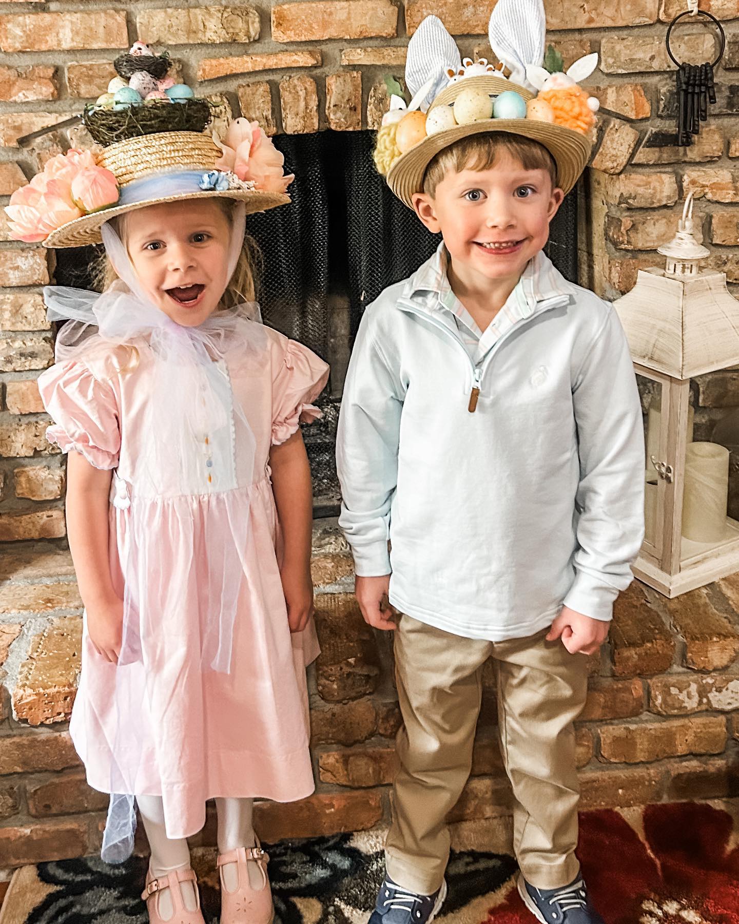 19 Easter Sibling Photo Shoot Ideas You’ll Want To Copy